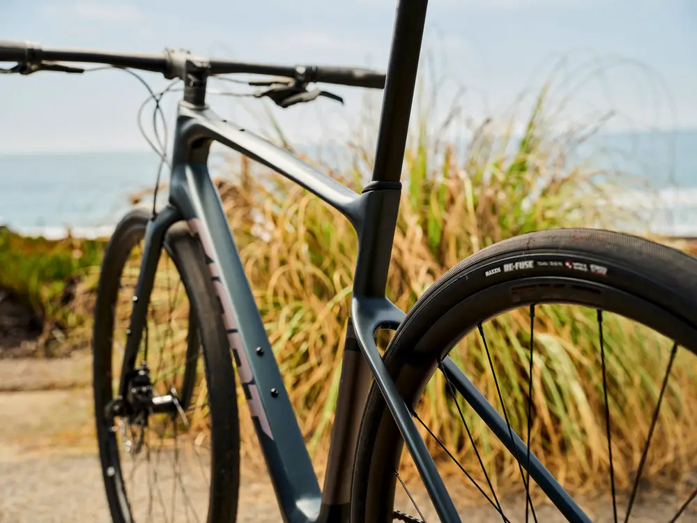 2025 Giant FastRoad AR Advanced 1 – Specs, Comparisons, Reviews – 99 Spokes