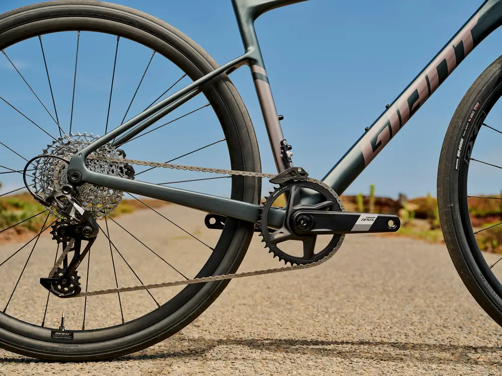 2025 Giant FastRoad AR Advanced 1 – Specs, Comparisons, Reviews – 99 Spokes