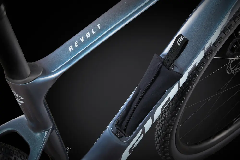 2025 Giant Revolt Advanced 1 – Specs, Comparisons, Reviews – 99 Spokes