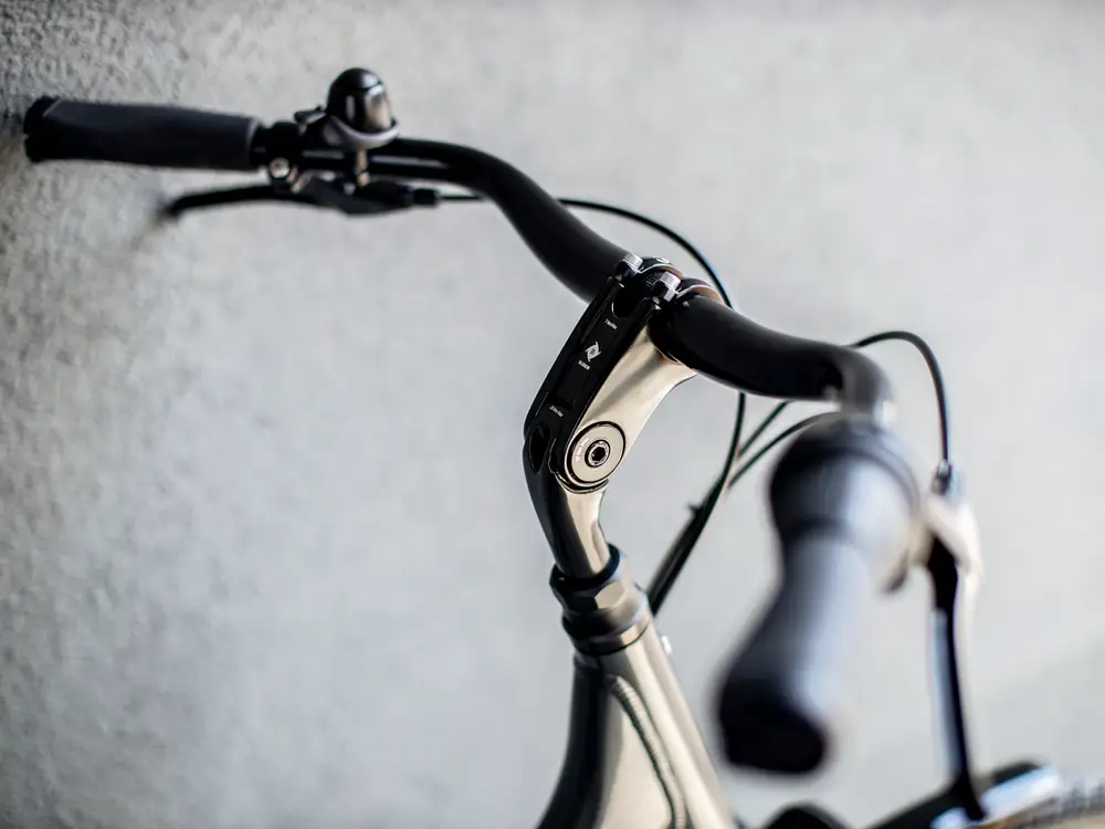 2023 Trek District 2 Equipped Lowstep – Specs, Comparisons, Reviews ...